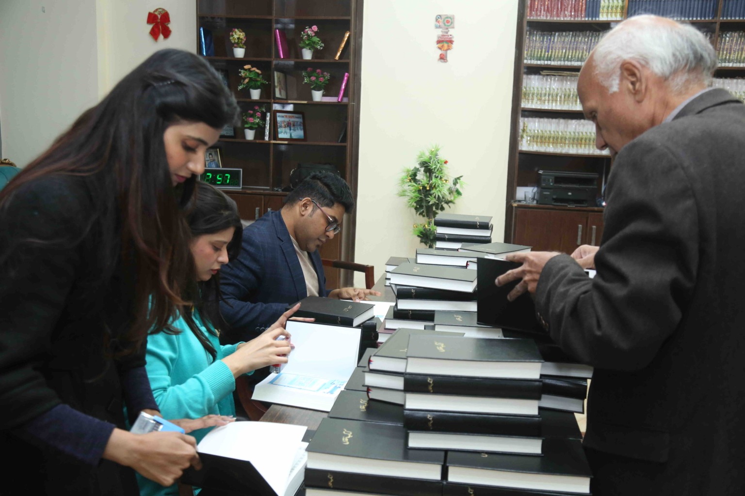 Free Urdu Bibles Distribution | Giving Free Urdu Bibles